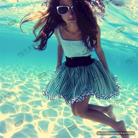 Ai创作图美女女子戏水女生 海边沙滩假日条纹收腰 美女背景海边春风 牵裙子美女 海底世界唯美女孩 美女池泉华裙 清凉长裙夏天服饰 游泳池海边美女潜水 美女水中游玩 浪漫海中的美女 海边度假时装