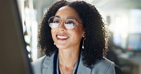 독서 안경 및 온라인 프로젝트 제안 및 연구를 위해 컴퓨터에서 비즈니스 여성 기업 사무실 및 Pc 모니터에 개인은 인터넷 웹