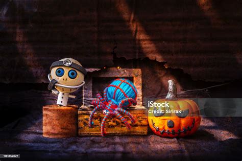 추상적 인 오래된 녹슨 금속 질감 배경에 할로윈 호박과 보물 상자에 자신의 푸른 거미와 유령 의사 거미에 대한 스톡 사진 및 기타 이미지 Istock