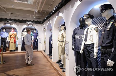 각국 문화와 환경 엿볼 수 있는 경찰 제복 전시 연합뉴스