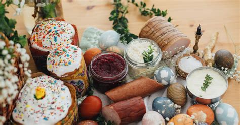 부활절 현대 계란 부활절 케이크 햄 사탕무 버터 치즈 소시지 녹색 가지와 소박한 나무 테이블에 꽃 휴일 준비 아침 식사를위한 전통적인 부활절 음식 사진