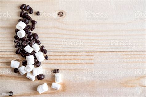 마쉬 멜 로우와 초콜릿에 견과류 배너에 대 한 배경 과 자 함께 디자인에 대 한 배너입니다 제과 배너 카페 달콤한가 게에 대 한