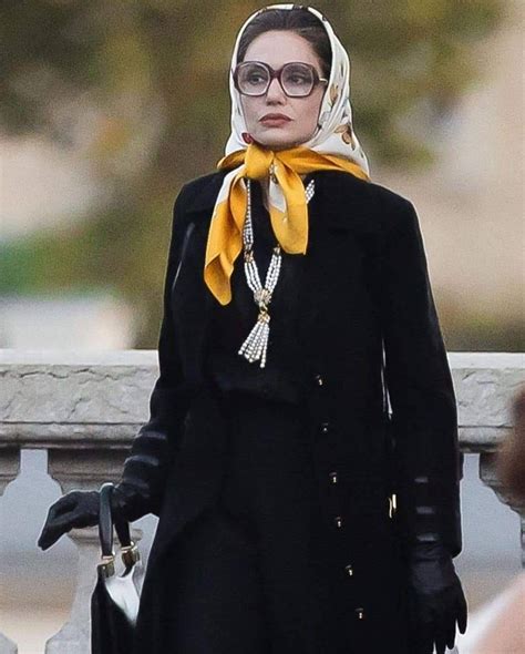 أنجلينا جولي بإطلالة غريبة في باريس إليكم التفاصيل Laha Magazine