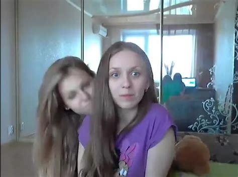 Две родные сестры показывают пизденки в порночате