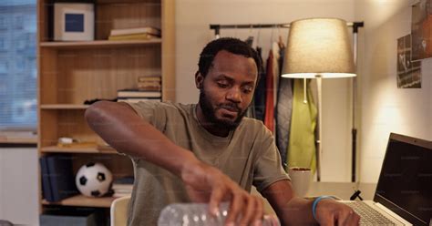 아침에 직장에서 아침을 먹으러 가는 동안 뮤즐리와 함께 그릇에 우유를 붓는 젊은 아프리카 남자 사진 Unsplash의 그릇 이미지