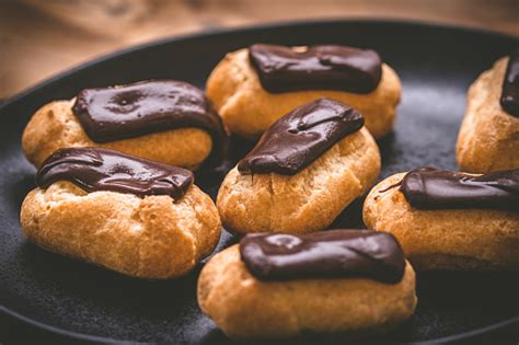 Mini Eclairs Dengan Cokelat Hitam Di Atas Piring Hitam Khusus French Pastry Dengan Krim Custard