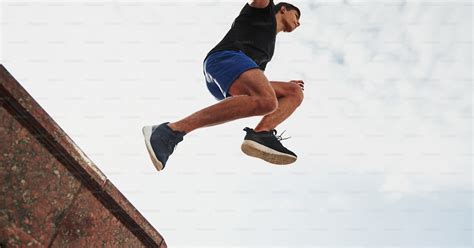 흐린 하늘 도처에 화창한 낮에 도시에서 파쿠르를 하는 젊은 스포츠맨 사진 Unsplash의 도전 이미지