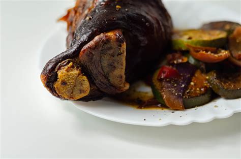 베이컨 조인트와 뼈 구운 채소 붉은 색과 노란 고추 호박 붉은 양파와 함께 제공 고급 요리에 대한 스톡 사진 및 기타 이미지