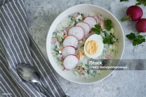 허브 케피어 야채 수프와 접시에 제공되는 전통 러시아 식 차가운 오로슈카 수프 감자 요리에 대한 스톡 사진 및 기타 이미지