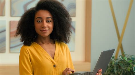 행복 미소 아프리카 계 미국인 여성 민족 학생 사업가 사무실 관리자 타이핑 노트북 컴퓨터 직장에서 온라인 고객과 채팅 즐거워 쾌활한 비즈니스 소녀 여성 카메라 미소 감독에