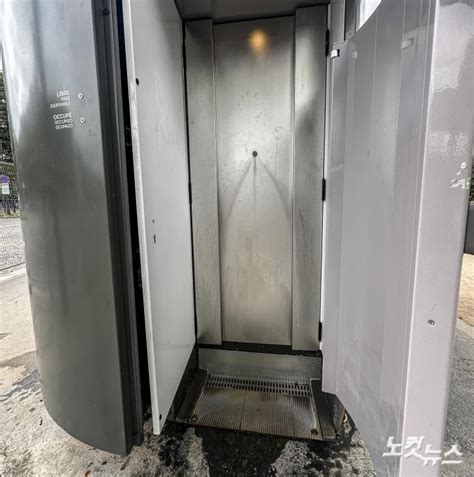 콩코르드 광장에 마련된 야외 화장실 노컷뉴스