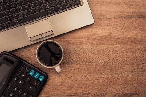 노트북 컴퓨터 또는 노트북 계산기 및 작업 테이블 복사 공간 상단에 커피의 컵을 볼 경영자에 대한 스톡 사진 및 기타 이미지 경영자 계산기 기업 재무와 산업 Istock