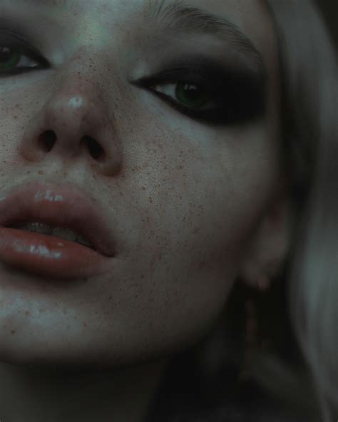 강렬한 나타내는 낮은 노출 눈 화장 드라마틱한 립글로스 매혹적인 메이크업 예술 모델 미스터리한 변덕스러운 조명 보그 섹시한 수직 쐈어 스모키 눈