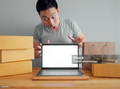 남자는 행복 하 고 그의 순서 및 노트북에서 판매와 함께 놀라운 느낌입니다 고객에 대한 스톡 사진 및 기타 이미지 고객 고름 구매 Istock