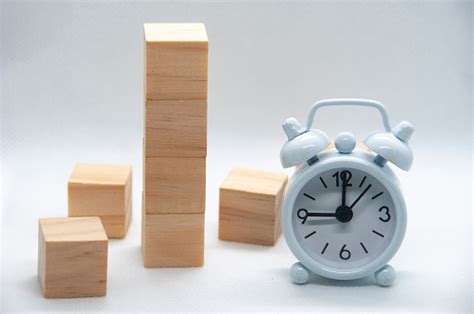 빈 나무 큐브와 흰색 배경에 흰색 알람 시계가 있으며 텍스트 또는 아이디어를 위한 사용자 지정 가능한 공간이 있습니다 0명에 대한 스톡 사진 및 기타 이미지 Istock