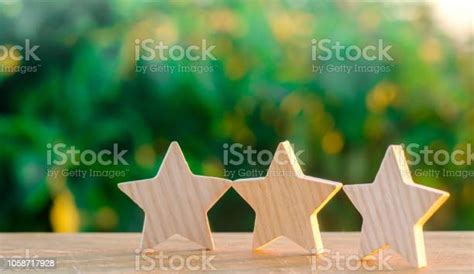 3 나무 별 녹색 Bokeh 배경입니다 호텔 및 레스토랑의 등급 비평가 및 방문객의 평가의 개념 품질 수준 좋은 서비스입니다 선택적 초점 3에 대한 스톡 사진 및 기타