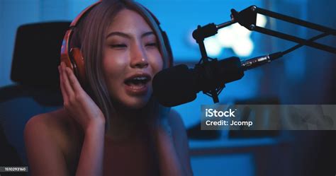 아시아의 젊은 E스포츠 여성 게이머는 승리할 때 기분이 좋아 Pc에서 온라인 게임 플레이 20 24세에 대한 스톡 사진 및 기타 이미지 20 24세 Brand Name