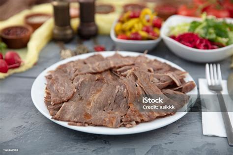 접시에 터키의 도너 케밥 피타 브레드 라 재가 있는 아랍어 전통 도너 단백질 영양 깨끗 한 식사 다이어트 개념 터키어 그리스어