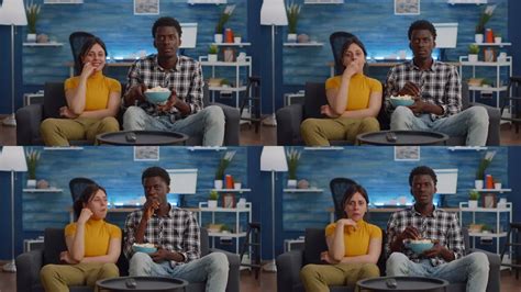 跨种族夫妇一边看电视一边吃零食的镜头视频素材下载编号24723178光厂vj师网