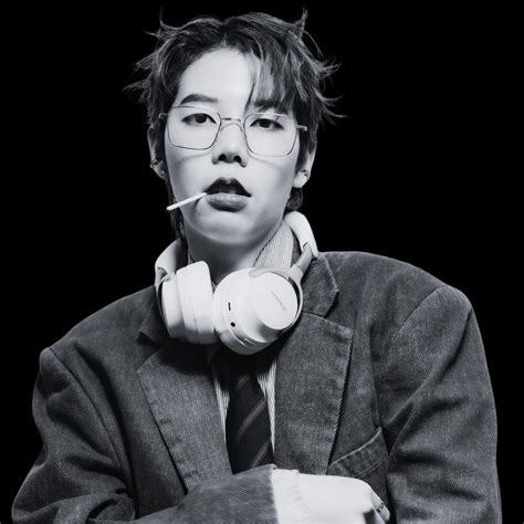 ศิลปินคนโปรด ศิลปินคนโปรด Added A New Photo