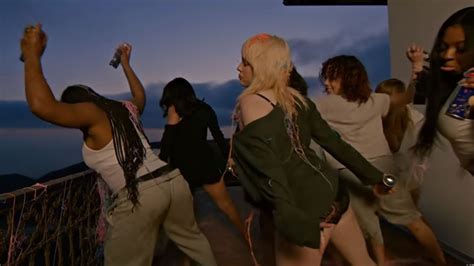 Billie Eilish Says I Love Girls On Instagram And Fans Think She Came Out News Com Au