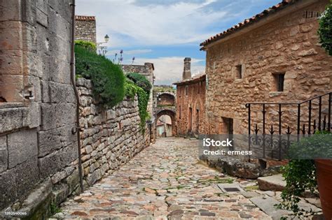 라코스테 보클루스 프로방스알프스코트 다쥐르 프랑스 루베론 자연 공원의 중세 마을의 구시가지에 있는 고대 골목 라코스테에 대한