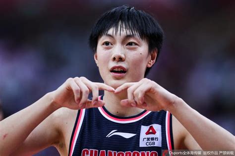 真是豁出命在拼！胡明轩6次抢断创生涯新高cba新浪竞技风暴新浪网