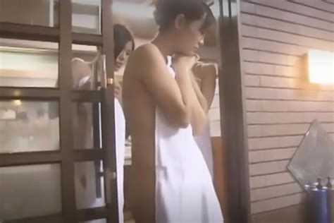 タオル一枚のお姉さん達にエッチなイタズラ！男達に全裸をガン見されてしまい羞恥全開 無料av動画
