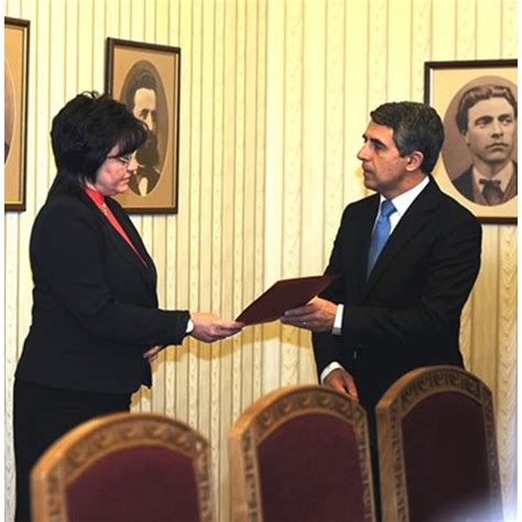 Корнелия Нинова взела и върнала мандата със счупен пръст на крака