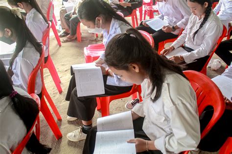 ព្រះសង្ឃ អ្នករស់រានមានជីវិតពីរបបខ្មែរក្រហម គ្រូបង្រៀន និងសិស្សានុសិស្ស នៅស្រុកស្អាងទទួលសៀវភៅ