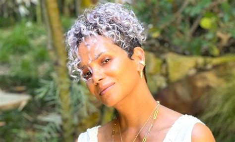 할리 베리 꽉 끼는 옷에 결국 노출사고 발생했다 [할리웃통신]