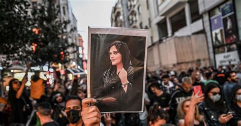 불 붙은 히잡 곳곳에한 죽음이 쏘아올린 이란 히잡 반대 시위