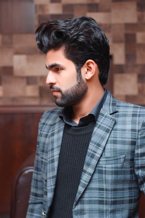 양복을 입은 수염을 가진 남자 사진 Unsplash의 무료 시알코트 이미지