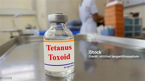 Botol Medis Vaksin Tetanus Dengan Latar Belakang Kabur Dari Luka Berpakaian Perawat Tetanus