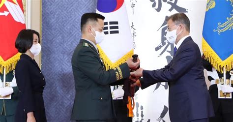 편무삼 육군 준장에 삼정검 수여하는 문재인 대통령
