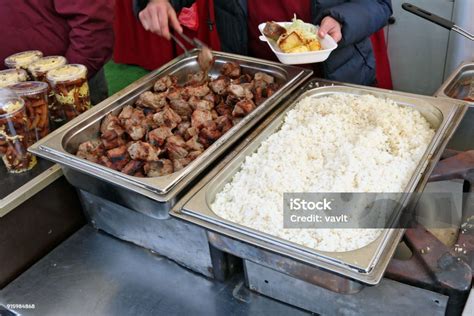 빠른 움직임 길거리 음식 상인 접시에 튀긴 고기 쌀 파이의 조각을 둔다 감자 요리에 대한 스톡 사진 및 기타 이미지 감자 요리 감자 칩 거리 Istock