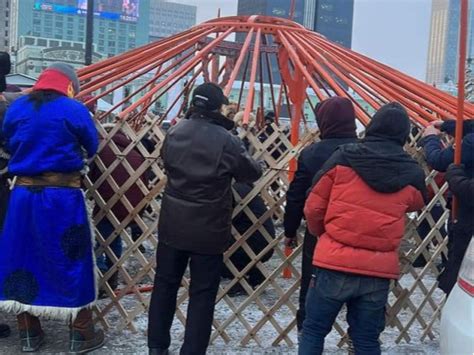 Төв талбай дээр жагсагчдад гэр барих зөвшөөрөл өгч авто зогсоол дээр гэр барьж эхэлжээ Isee Mn