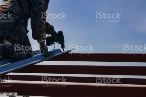 안전 로프에 보험에 가입된 산업용 등산객 노동자가 높은 고도에 금속 구조물을 설치하는 임무를 수행했습니다 건설 기계류에 대한 스톡 사진 및 기타 이미지 Istock