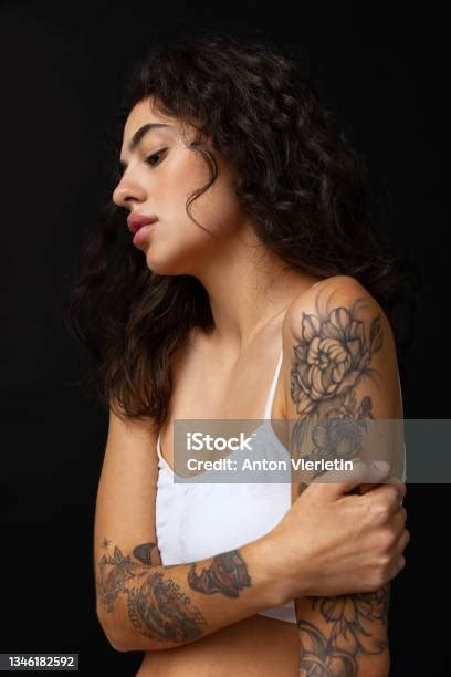 곱슬 머리와 어두운 배경에 고립 된 포즈 자연 메이크업아름다운 여자의 자른 초상화 관능에 대한 스톡 사진 및 기타 이미지