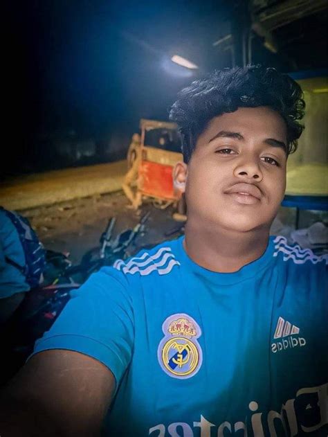 ডি এন জে আপন ভাই কিং