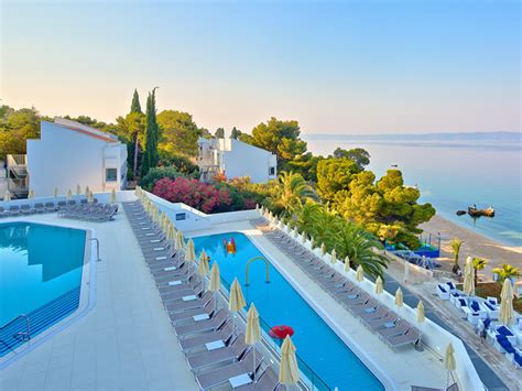 What to do in Podgora? Visit all the beaches and pools - Medora