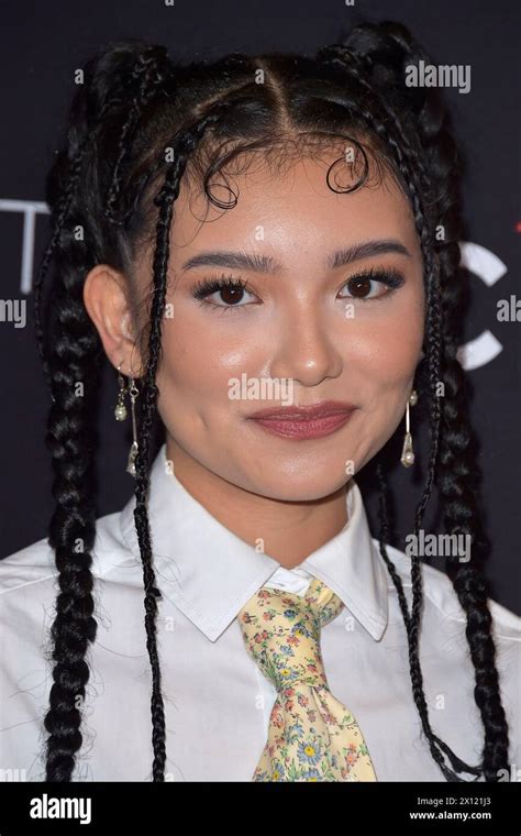 Kiawentiio Tarbell Beim Screening Der Netflix Serie Avatar The Last
