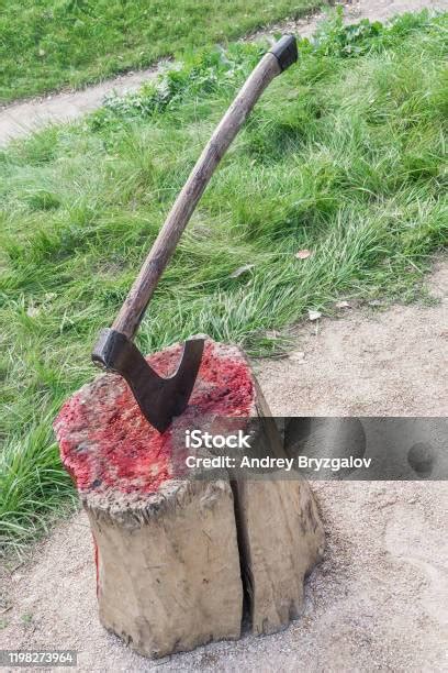 피고의 처형 장소에서 피 묻은 나무 블록 중세 시대의 사형집행자 도끼 살인 무기 고대 세기의 피 묻은 학살의 종류 중세 축제를 향합니다 0명에 대한 스톡 사진 및 기타