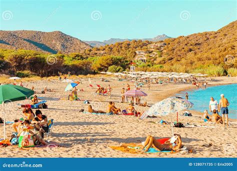 La Gente Su Chia Beach E Sul Mar Mediterraneo Sardegna Del Sud Italia