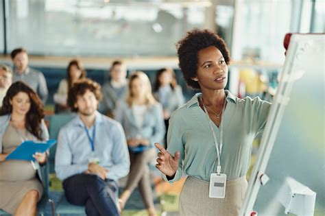 흑인 여성 Ceo가 회의실에서 프레젠테이션을 하는 동안 계획을 그립니다 프리젠테이션 연설에 대한 스톡 사진 및 기타 이미지