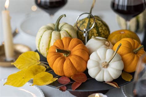 추수 감사절 가족 저녁 식사 또는 결혼식을위한 아름다운 가을 환경에 대한 아이디어 장식으로 오렌지 호박 아늑한 가을 가정 분위기 가을에 대한 스톡 사진 및 기타 이미지