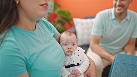 Madre Joven Con Su Familia En Contacto Y Hablando En Casa Imagen De Archivo Imagen De Casero