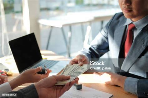 고객이 자동차에 대한 비용을 지불합니다 소유자에게 열쇠를 주는 세일즈맨 딜러 자동차 사업에서 자동차 판매 및 대리점 지폐 통화에 대한 스톡 사진 및 기타 이미지 Istock
