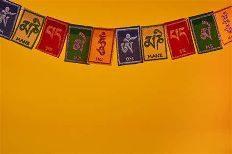 노란색 배경에 티베트 불교 깃발 깃발에 텍스트 옴 마니 파드메 험 의미 보석은 연꽃에 있습니다 0명에 대한 스톡 사진 및 기타 이미지 Istock