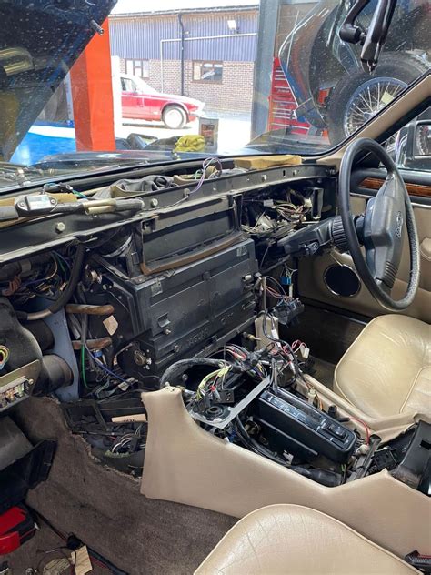 Preparations Removing The Centre Console And Dashboard From The Daimler Double Six